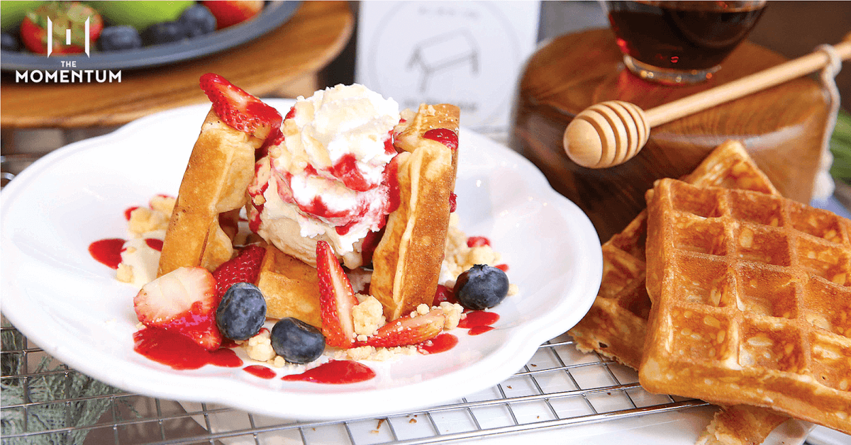 สวมบทเชฟทำ ‘วาฟเฟิล’ สูตรโฮมเมดของ On the Table, Tokyo Café | THE MOMENTUM