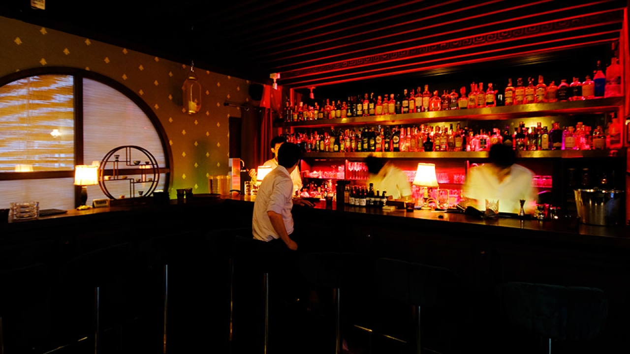 Honest Mistake บาร์ลับหลังโรงรับจำนำที่สร้างผิดแบบตั้งใจ | THE MOMENTUM