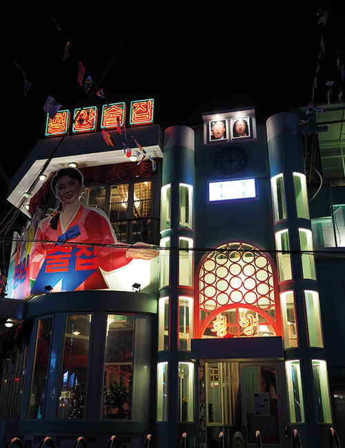 Pyongyang Pub ร้านนั่งดื่มสไตล์สหายผู้กองแห่งเกาหลีเหนือในย่านฮงแด ...