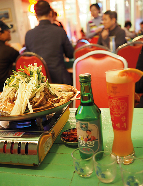 Pyongyang Pub ร้านนั่งดื่มสไตล์สหายผู้กองแห่งเกาหลีเหนือในย่านฮงแด ...