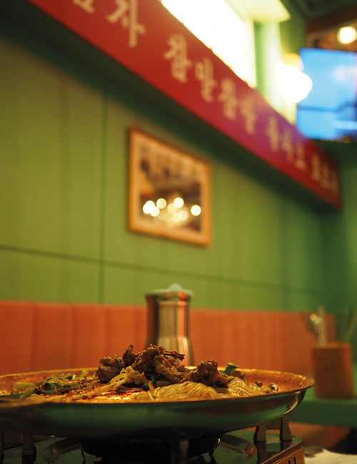 Pyongyang Pub ร้านนั่งดื่มสไตล์สหายผู้กองแห่งเกาหลีเหนือในย่านฮงแด ...