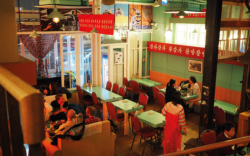 Pyongyang Pub ร้านนั่งดื่มสไตล์สหายผู้กองแห่งเกาหลีเหนือในย่านฮงแด ...