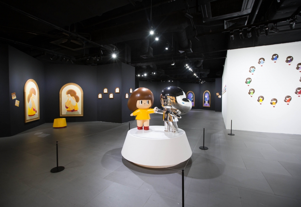 ‘UOY MA I’ ส่องกระจกสะท้อนหาตัวตน กับนิทรรศการศิลป์ของ ‘เด็กหญิงมะม่วง’