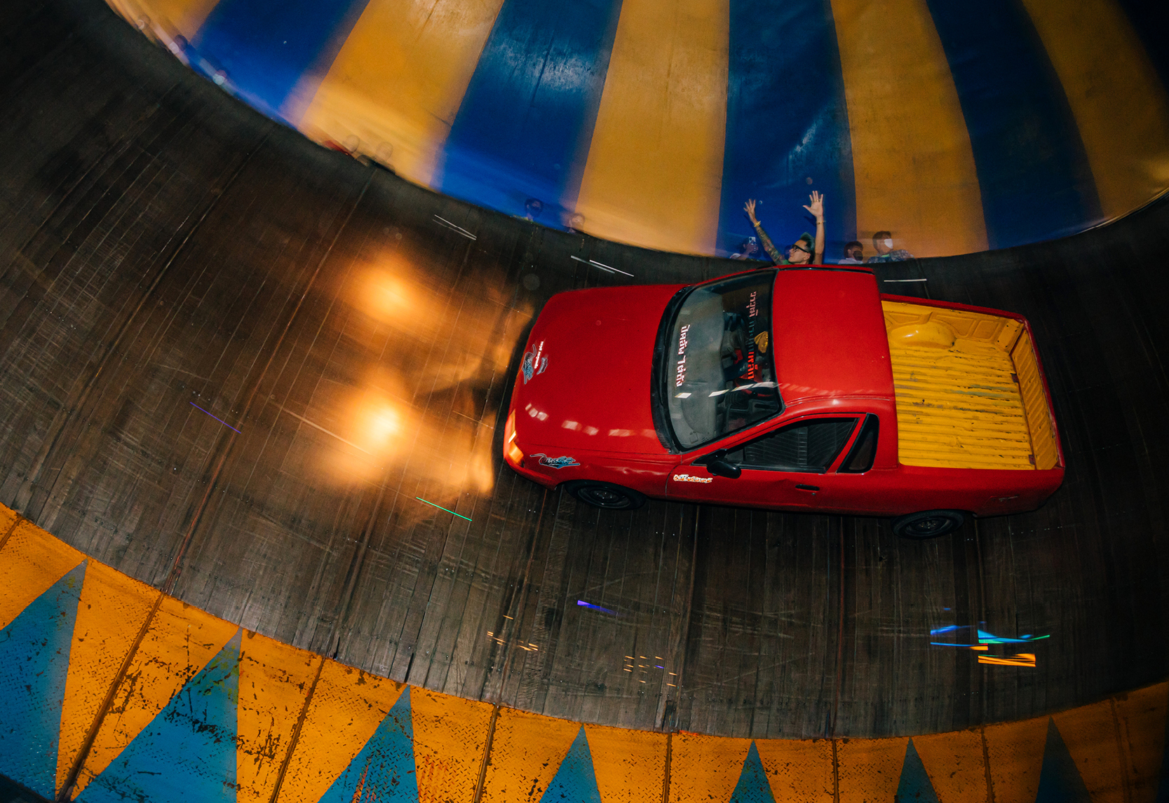 ‘รถไต่ถัง’ ชีวิตหมุนวนบนความอันตราย อาชีพท้าทายในวันที่ใกล้เลือนหาย ...