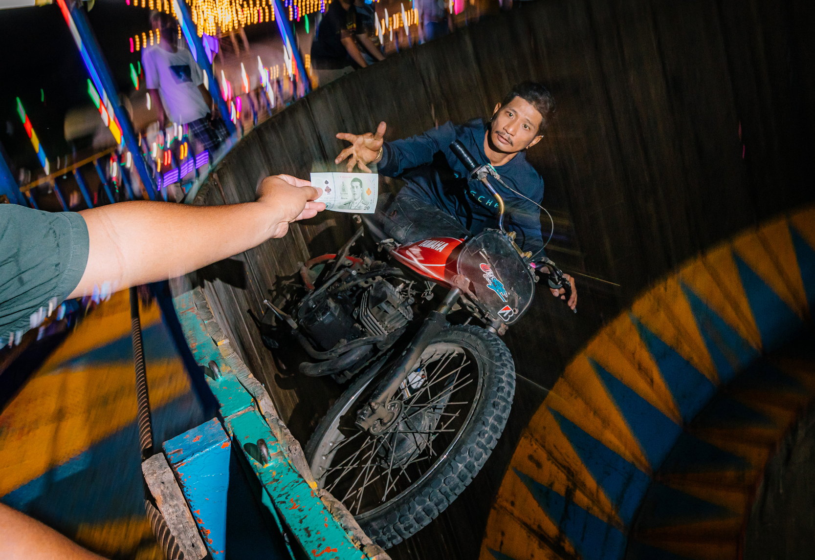 ‘รถไต่ถัง’ ชีวิตหมุนวนบนความอันตราย อาชีพท้าทายในวันที่ใกล้เลือนหาย ...