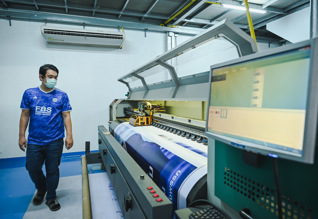 สำรวจหลังบ้าน ‘Hero Print’ ร้านทำป้ายหาเสียง ที่การันตีความไวการผลิต ...