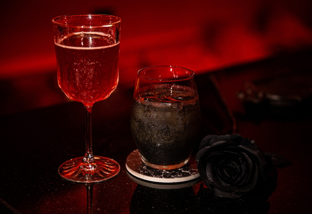 Bar Dusk บาร์ร็อกคลุ้งกลิ่นแวมไพร์ ที่เสิร์ฟจานหลักเป็น ‘เสียงเพลง’