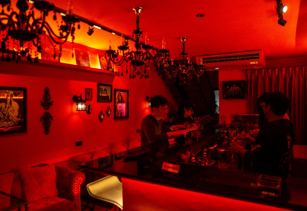 Bar Dusk บาร์ร็อกคลุ้งกลิ่นแวมไพร์ ที่เสิร์ฟจานหลักเป็น ‘เสียงเพลง’